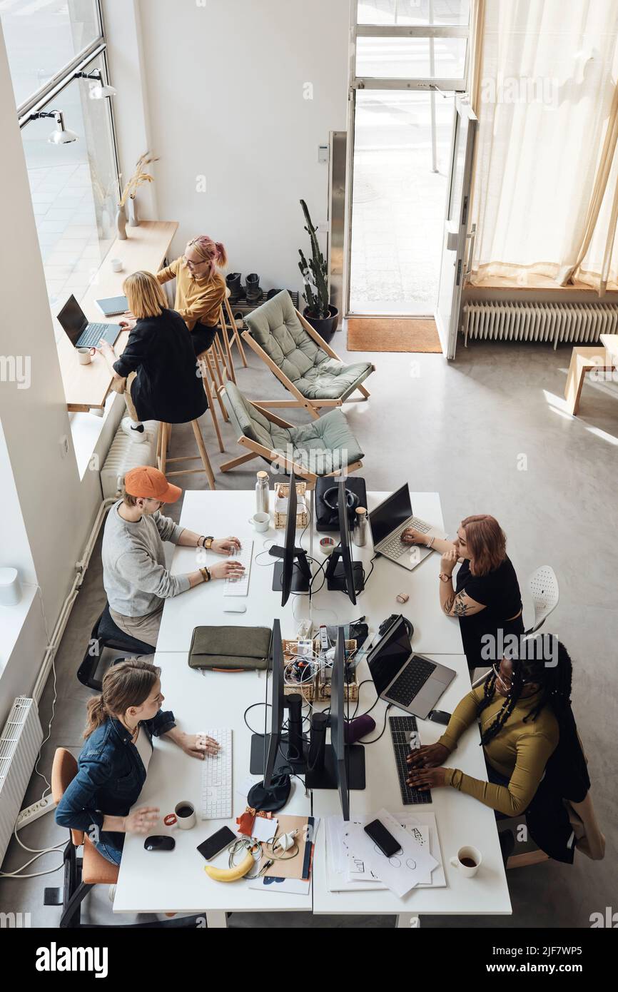 Woman working high tech company hi-res stock photography and images - Alamy