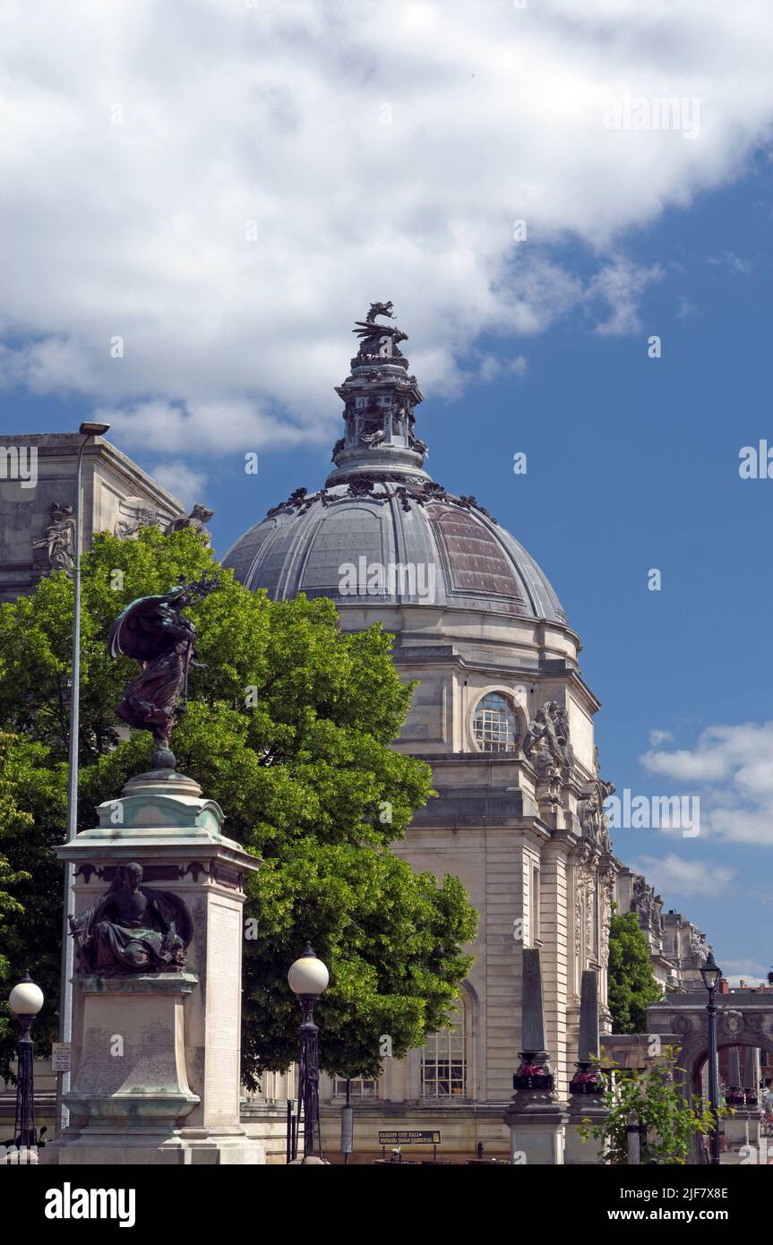Dragon of wales statue hi-res stock photography and images - Alamy