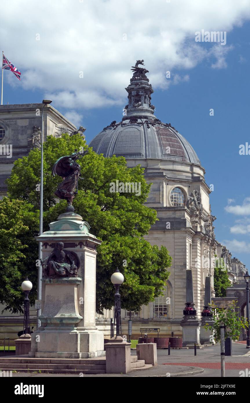 Dragon of wales statue hi-res stock photography and images - Alamy
