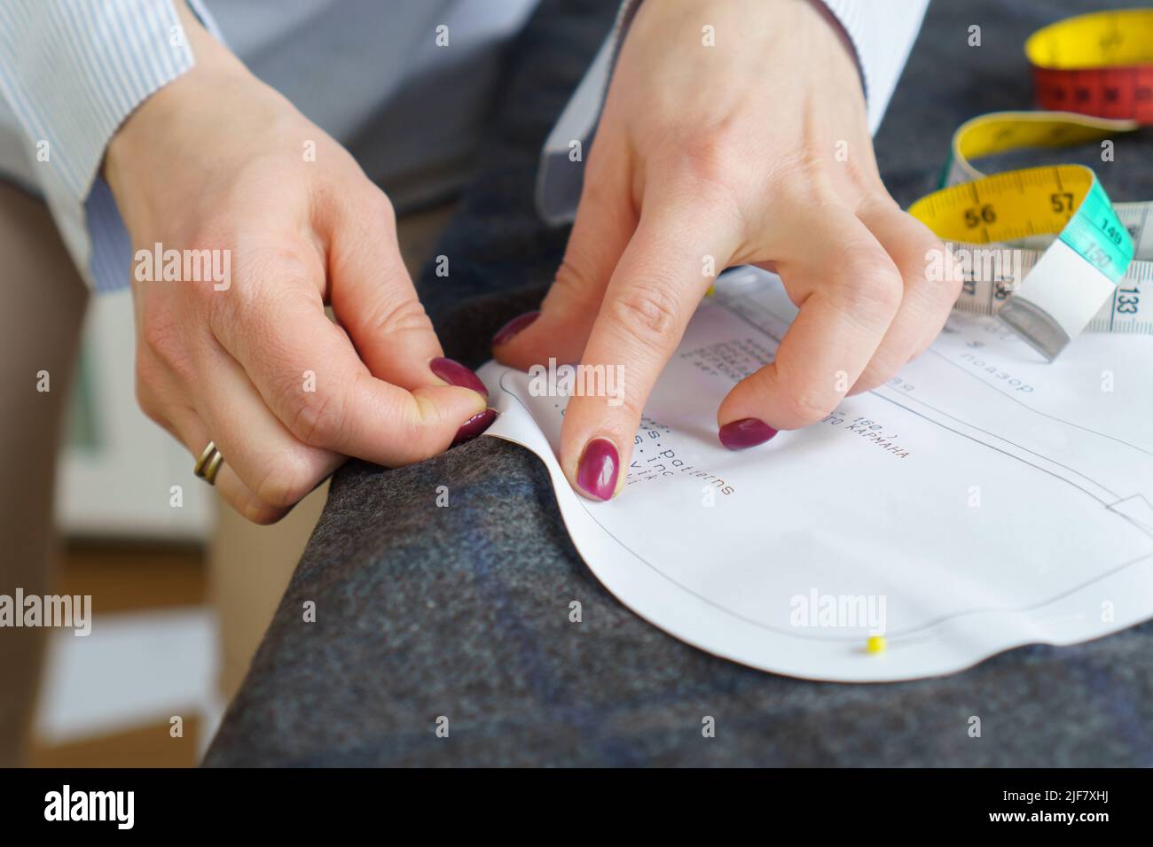 Pinning woman hi-res stock photography and images - Alamy
