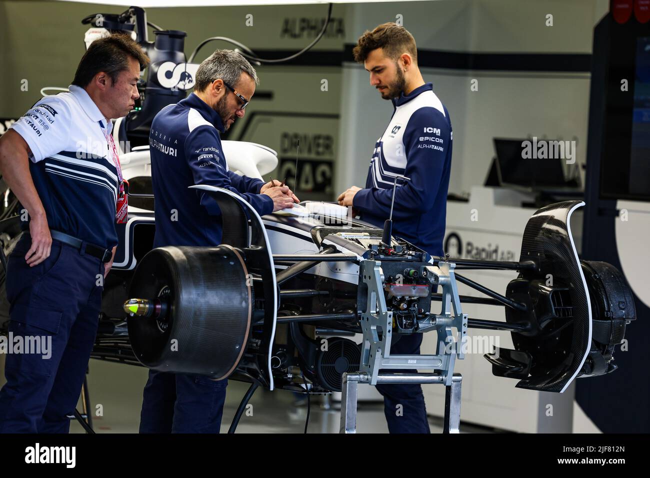 Scuderia AlphaTauri, ambiance of mechanics working on the car during the Formula 1 Lenovo ...