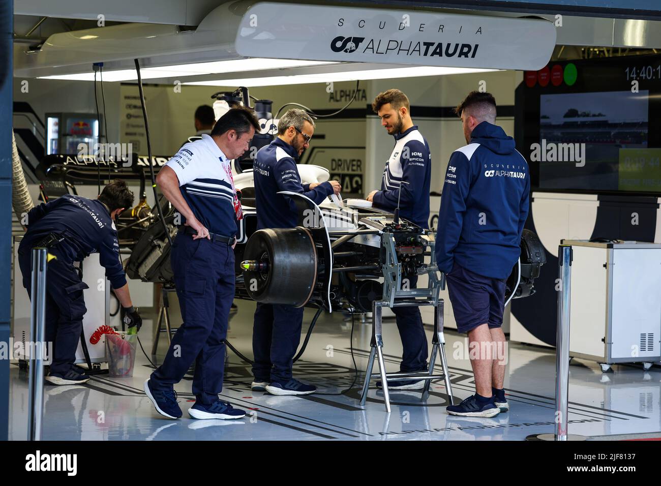 Scuderia AlphaTauri, ambiance of mechanics working on the car during the Formula 1 Lenovo ...