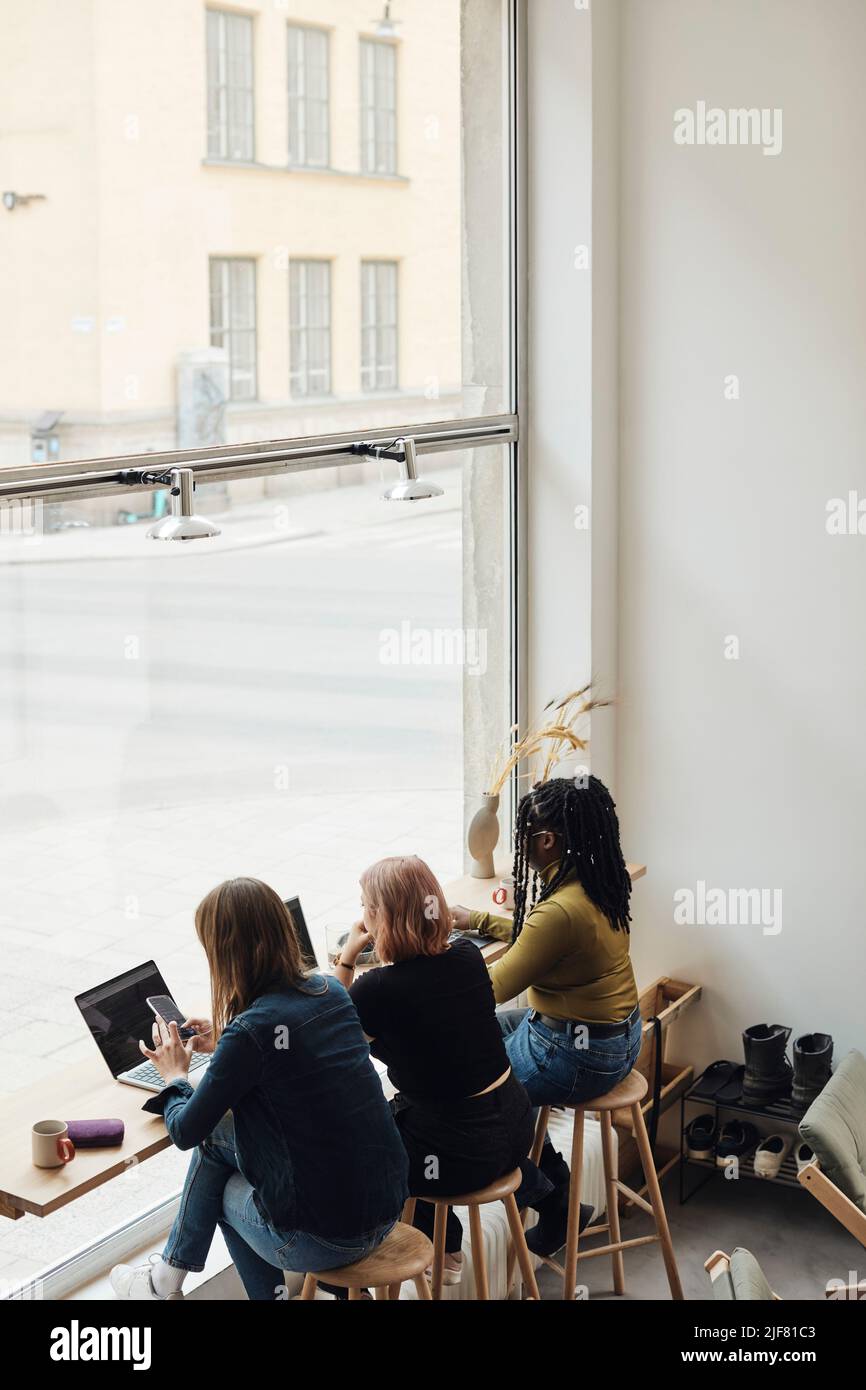 African woman stool hi-res stock photography and images - Alamy