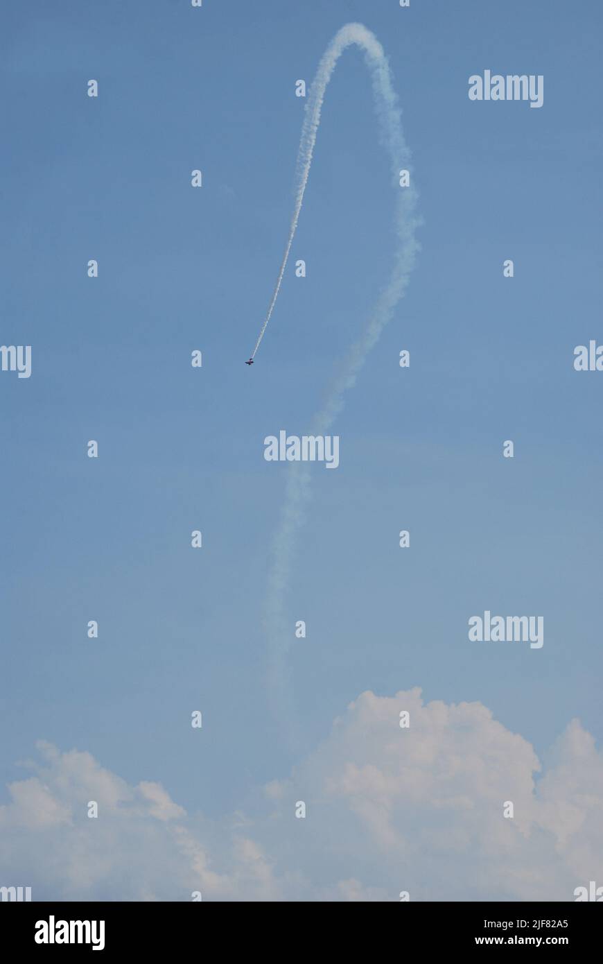 Plane loop de loop hi-res stock photography and images - Alamy