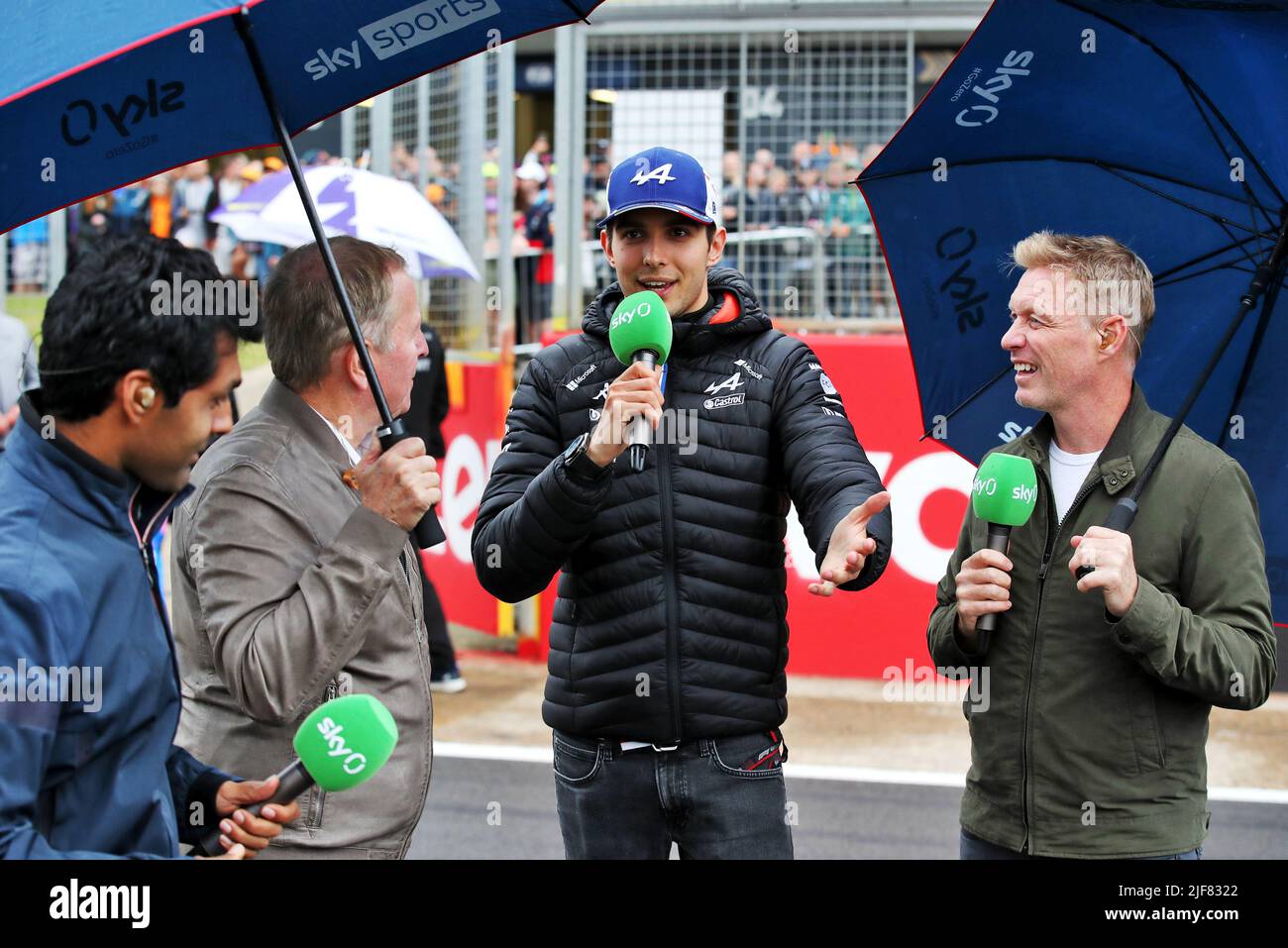 (L to R): Karun Chandhok (IND) Sky Sports F1 Presenter; Martin Brundle ...