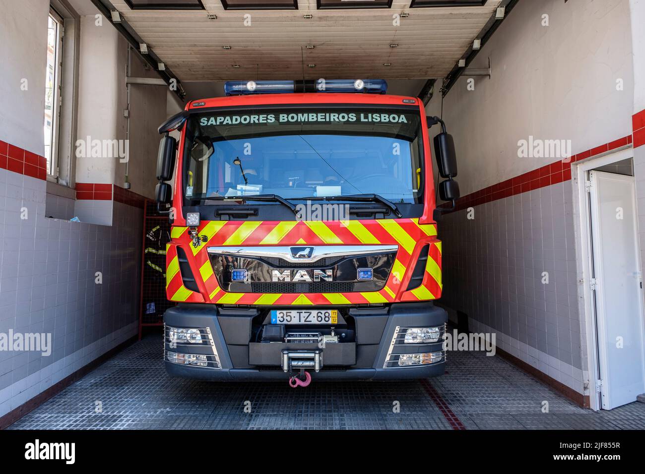Camion de pompiers rouge hi-res stock photography and images - Alamy