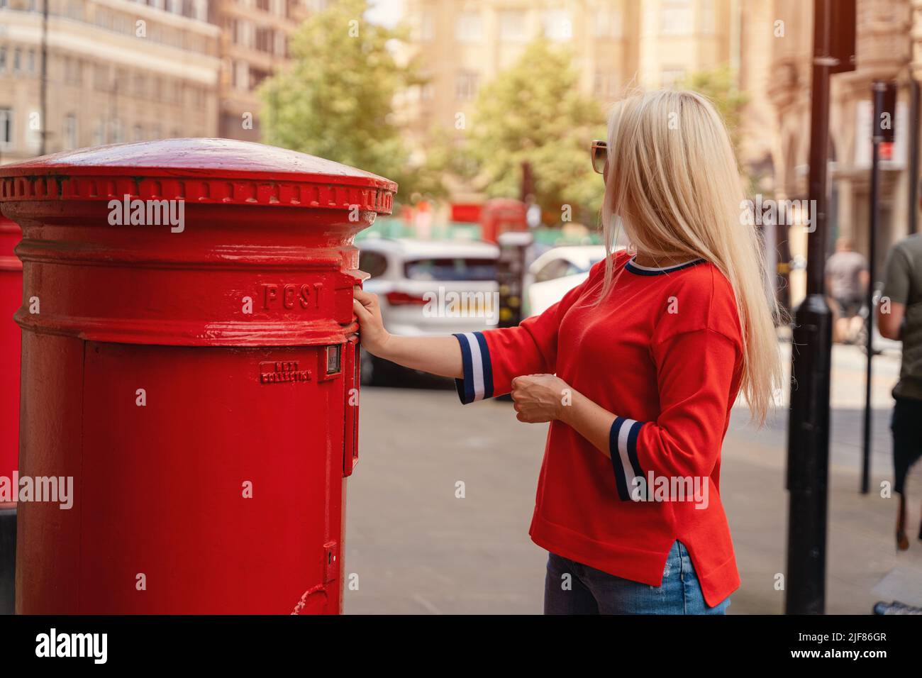 Britain england london letterbox hi-res stock photography and images ...