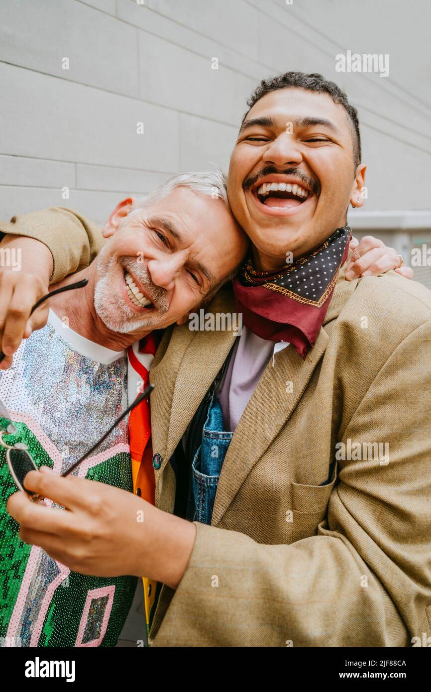 Man arm around shoulder two people hi-res stock photography and images ...