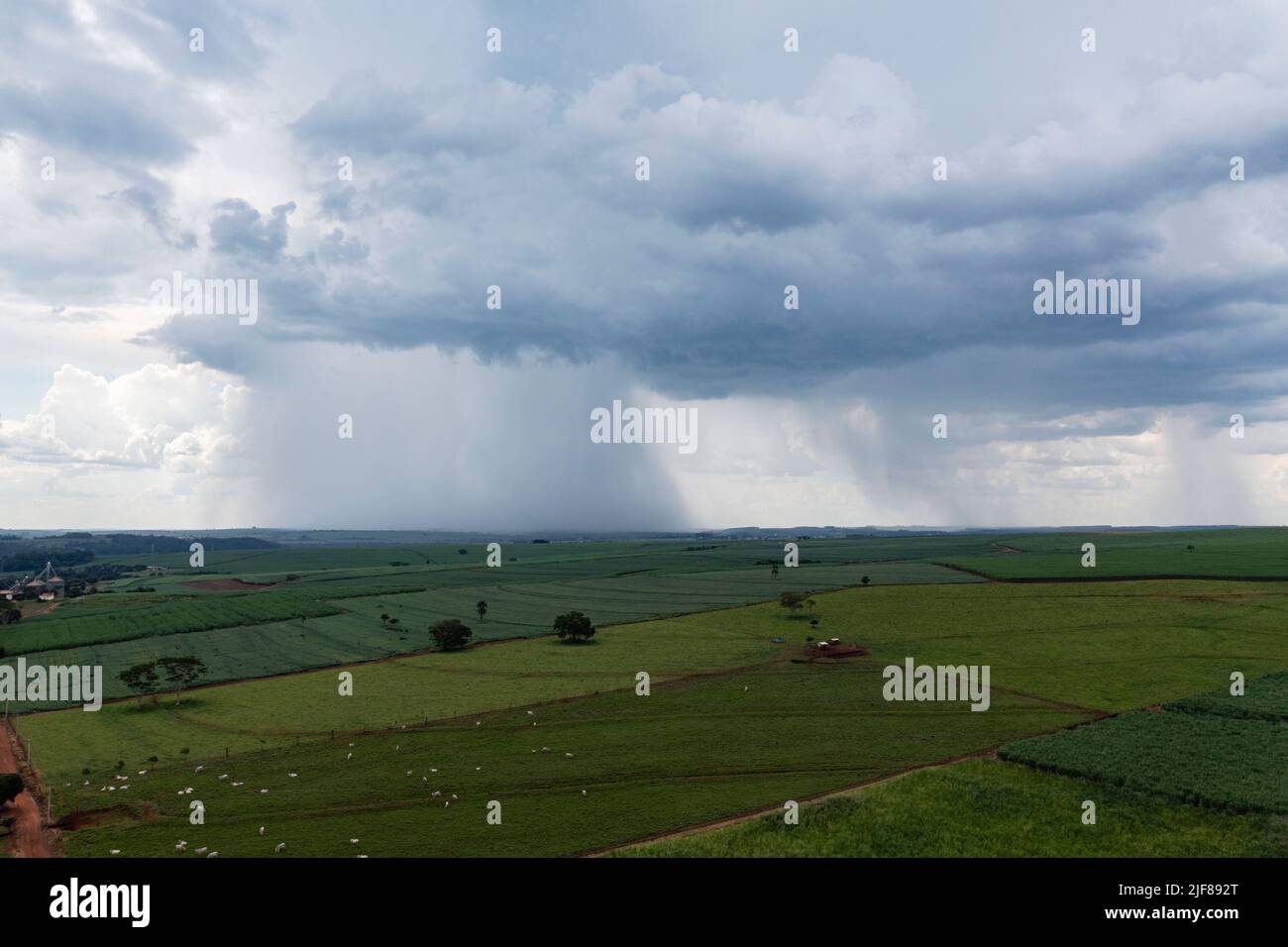 Cloud rain falling hi-res stock photography and images - Alamy