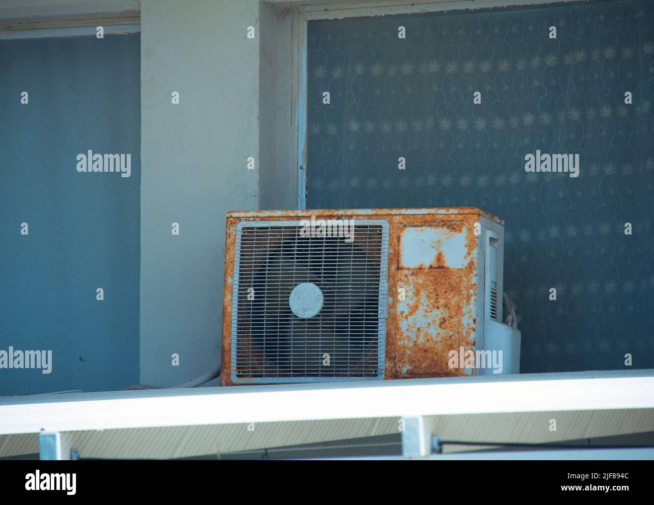 Old rusty air conditioner unit Stock Photo - Alamy