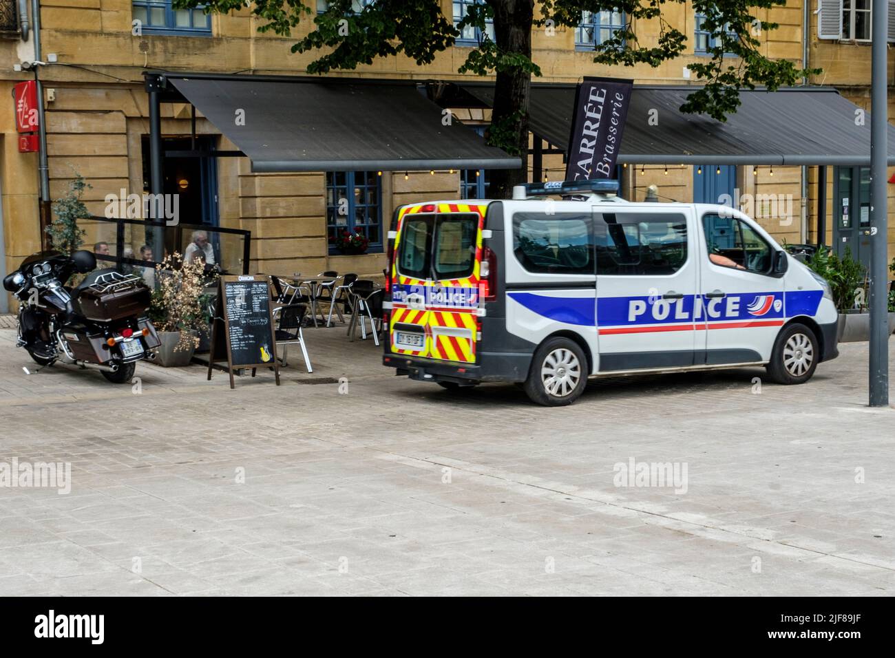 Police van patrol in the streets of Metz | Patrouille de police en ...