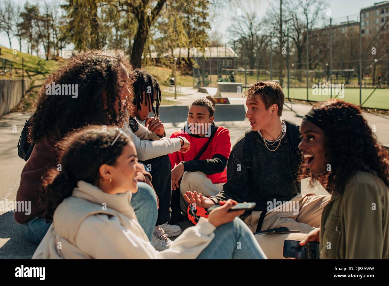 Teenagers park hanging out talking hi-res stock photography and images ...