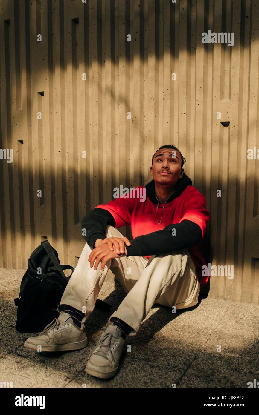 Teenagers sitting wall hi-res stock photography and images - Alamy