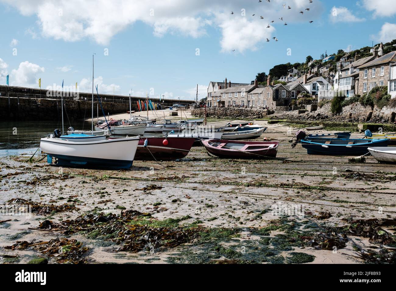 Mousehole seaside cornish village hi-res stock photography and images ...