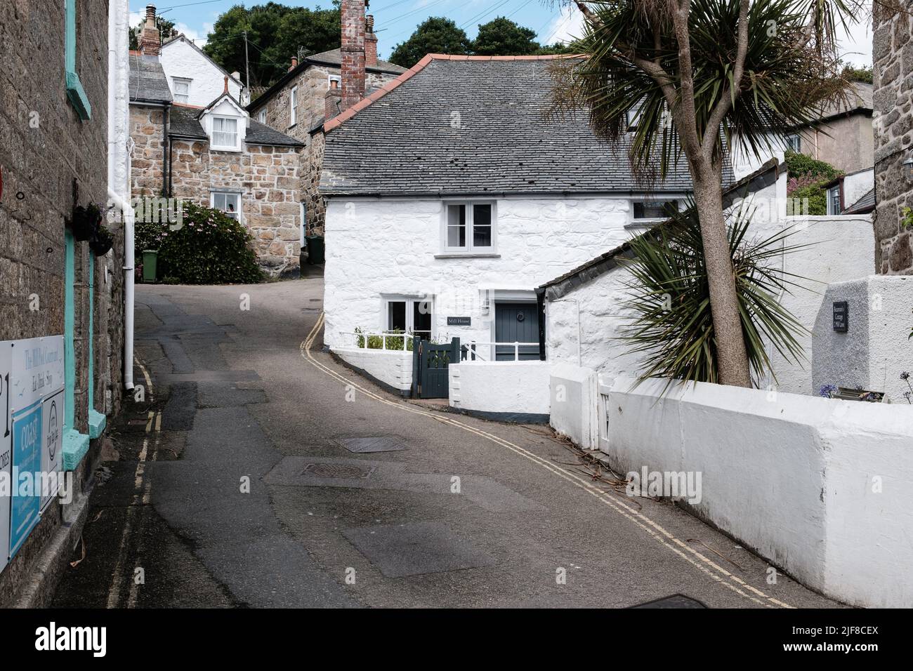 Mousehole cornwall streets hi-res stock photography and images - Alamy