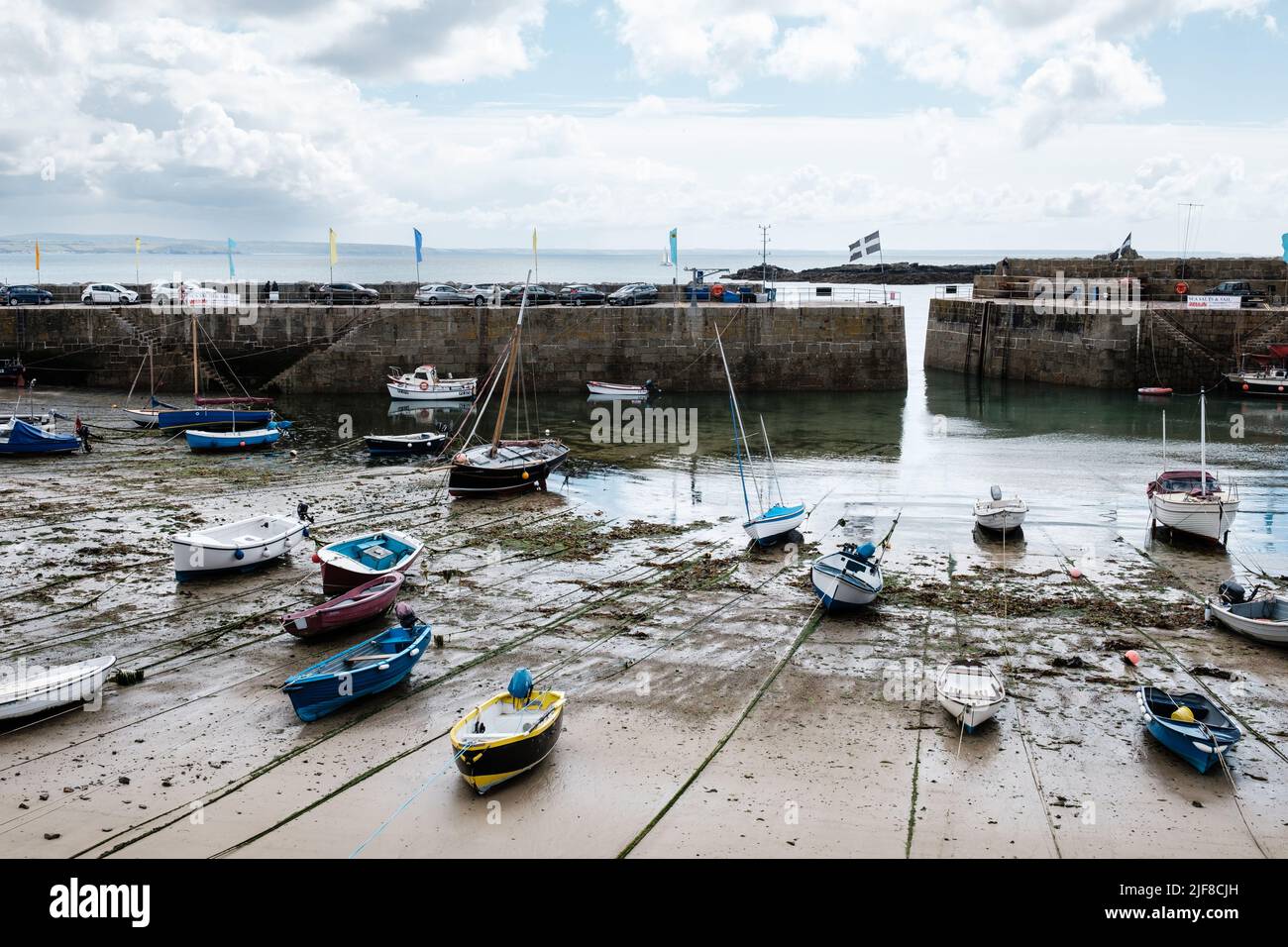 Boats low water mousehole harbour hi-res stock photography and images ...