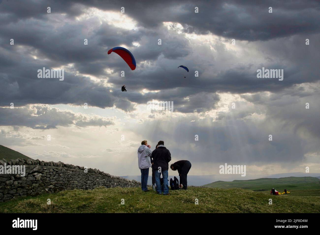 Paragliders over Mam Tor hill in the Derbyshire Peak District Stock ...