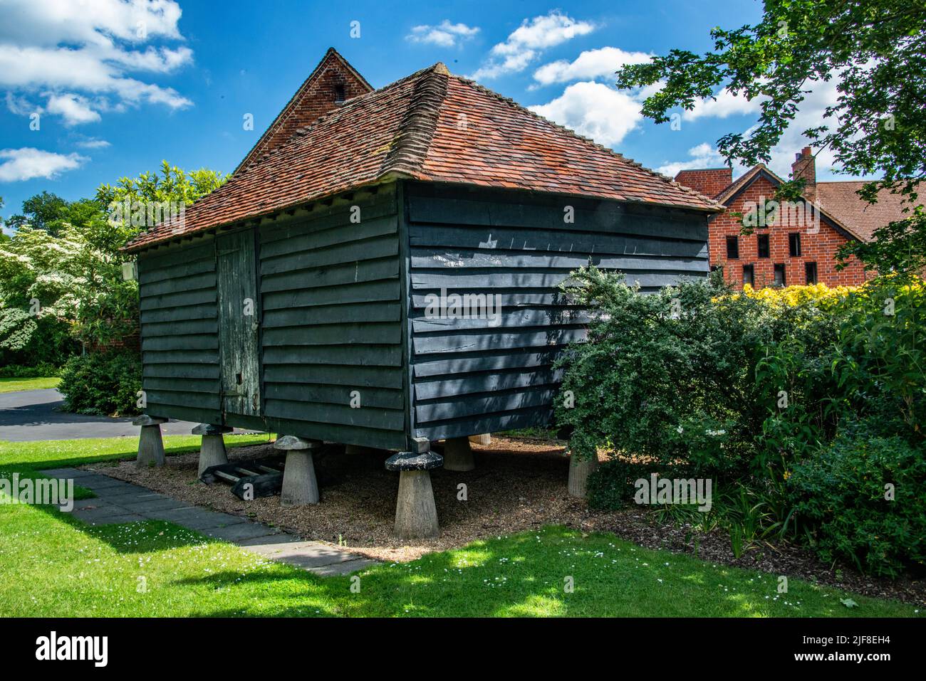 Staddle stones hi-res stock photography and images - Alamy