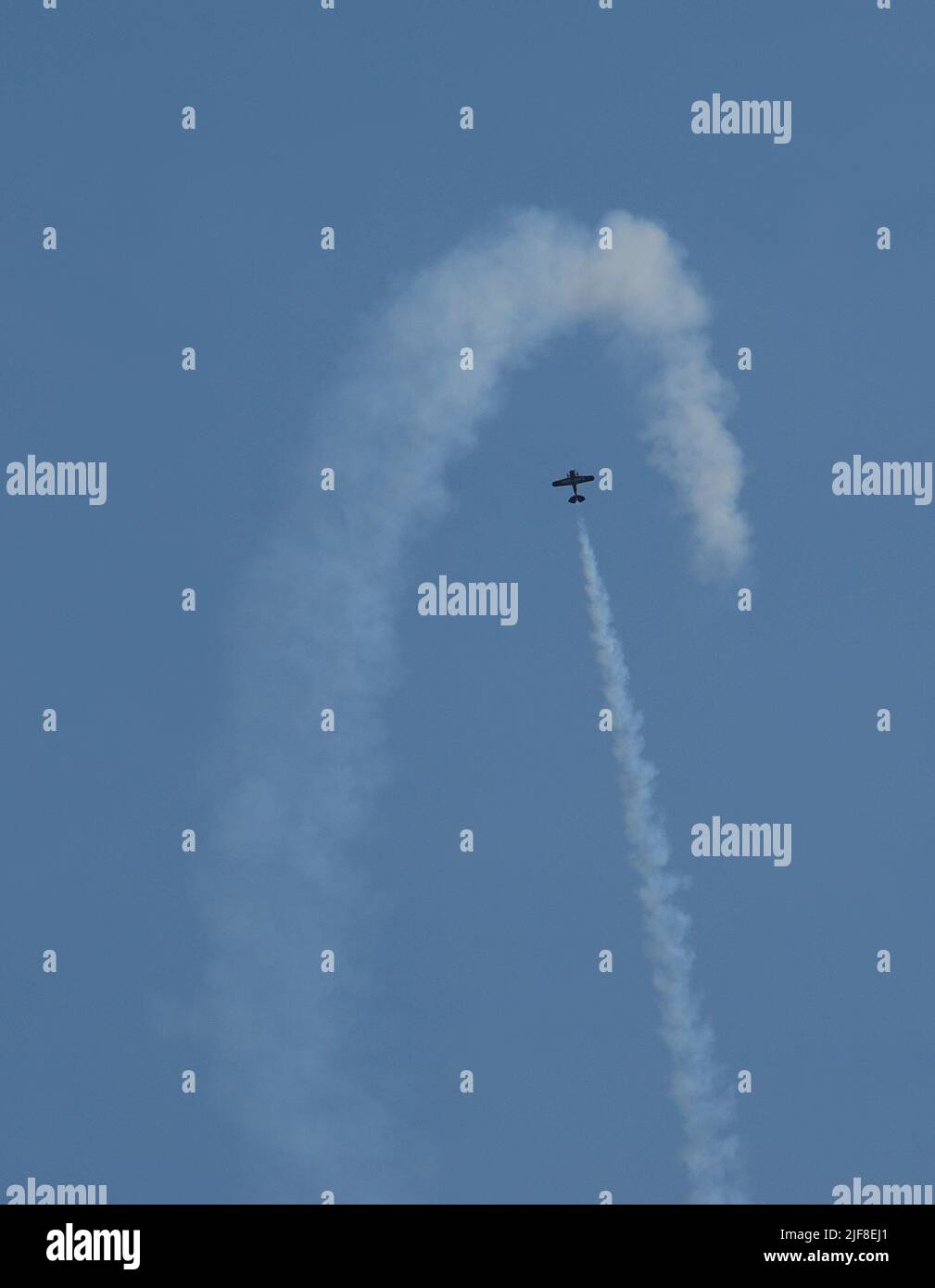 Plane loop de loop hi-res stock photography and images - Alamy