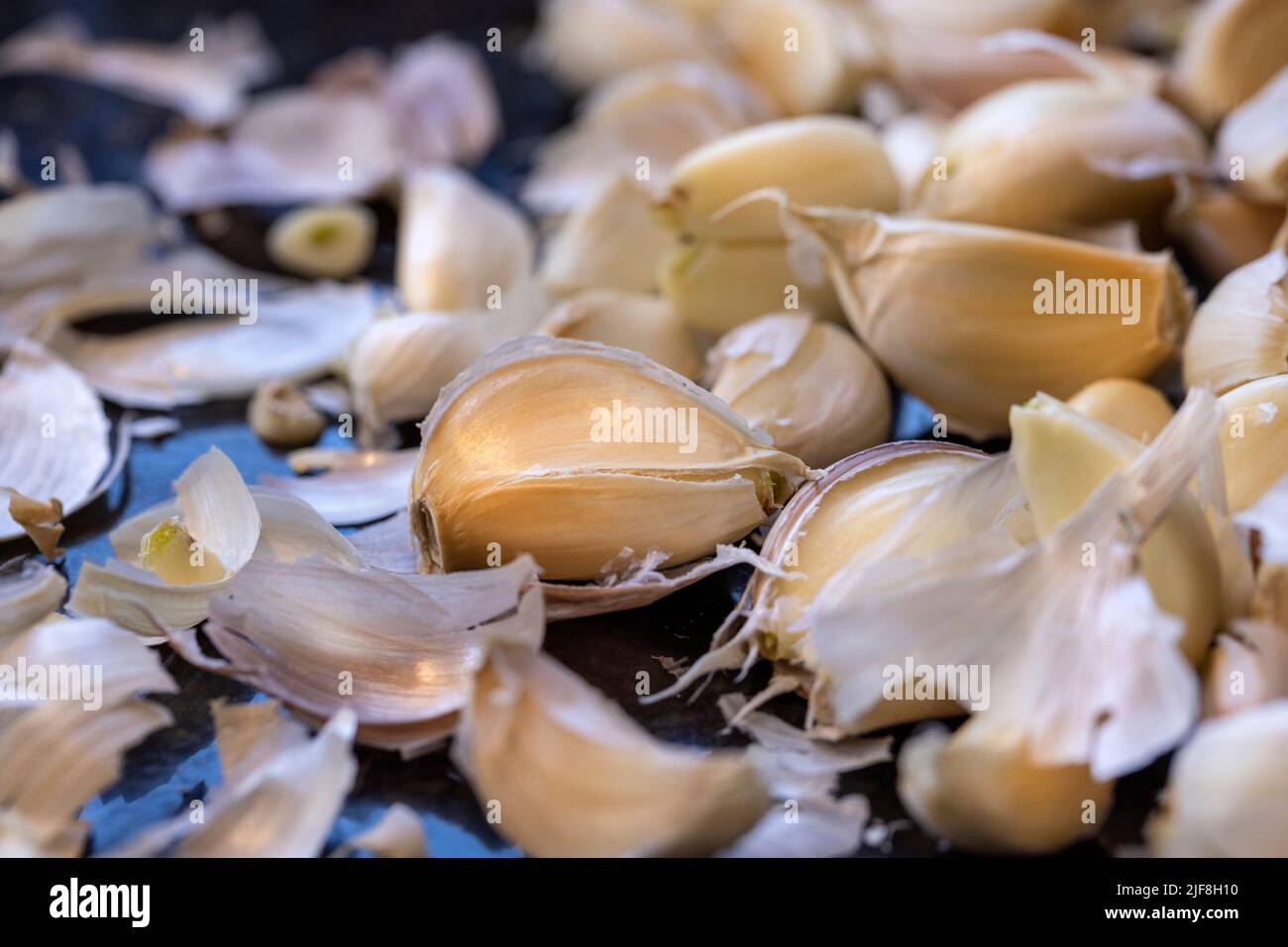 Kitchen counter top with a bunch of unpeeled garlic cloves Stock Photo ...