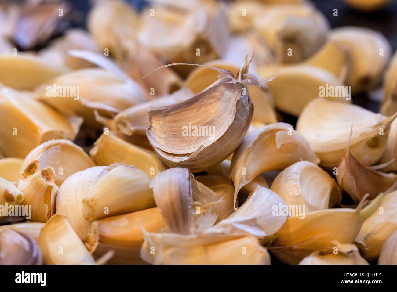 Kitchen counter top with a bunch of unpeeled garlic cloves Stock Photo ...