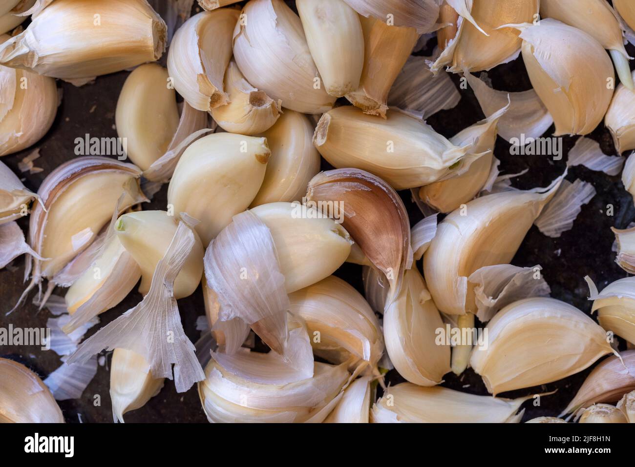 Kitchen counter top with a bunch of unpeeled garlic cloves Stock Photo ...
