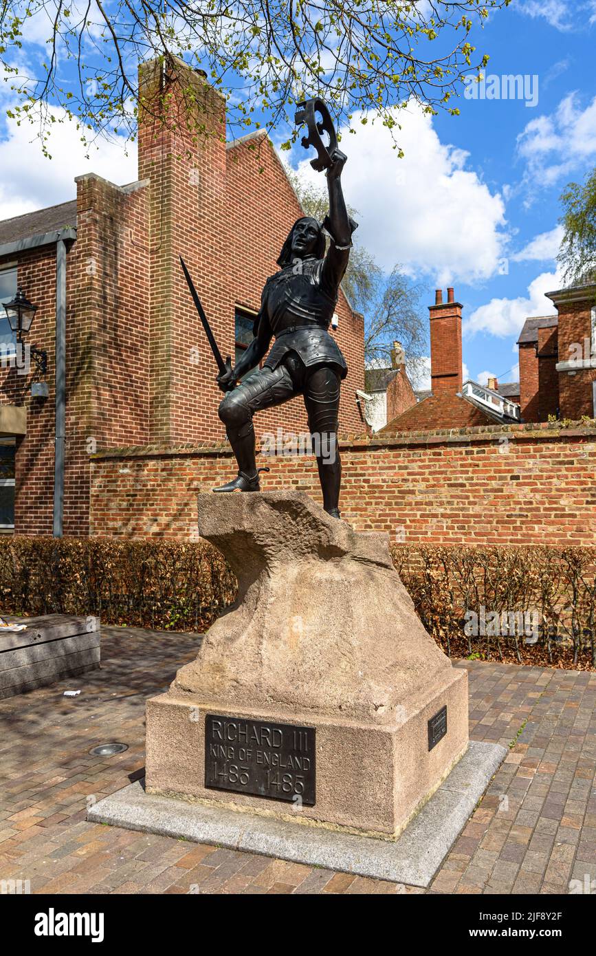 The statue of Richard III in Leicester Cathedral Gardens Stock Photo ...