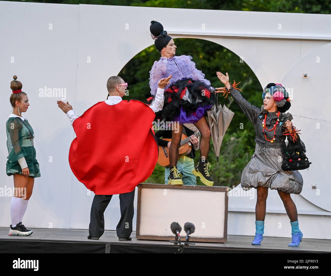 Potsdam, Germany. 29th June, 2022. Hannah Prasse (l-r) as Mariane, Ralf ...