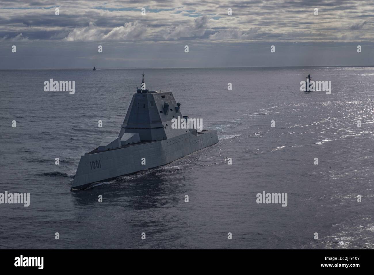 220625-N-YN807-1181 PACIFIC OCEAN – Zumwalt-class Guided Missile ...
