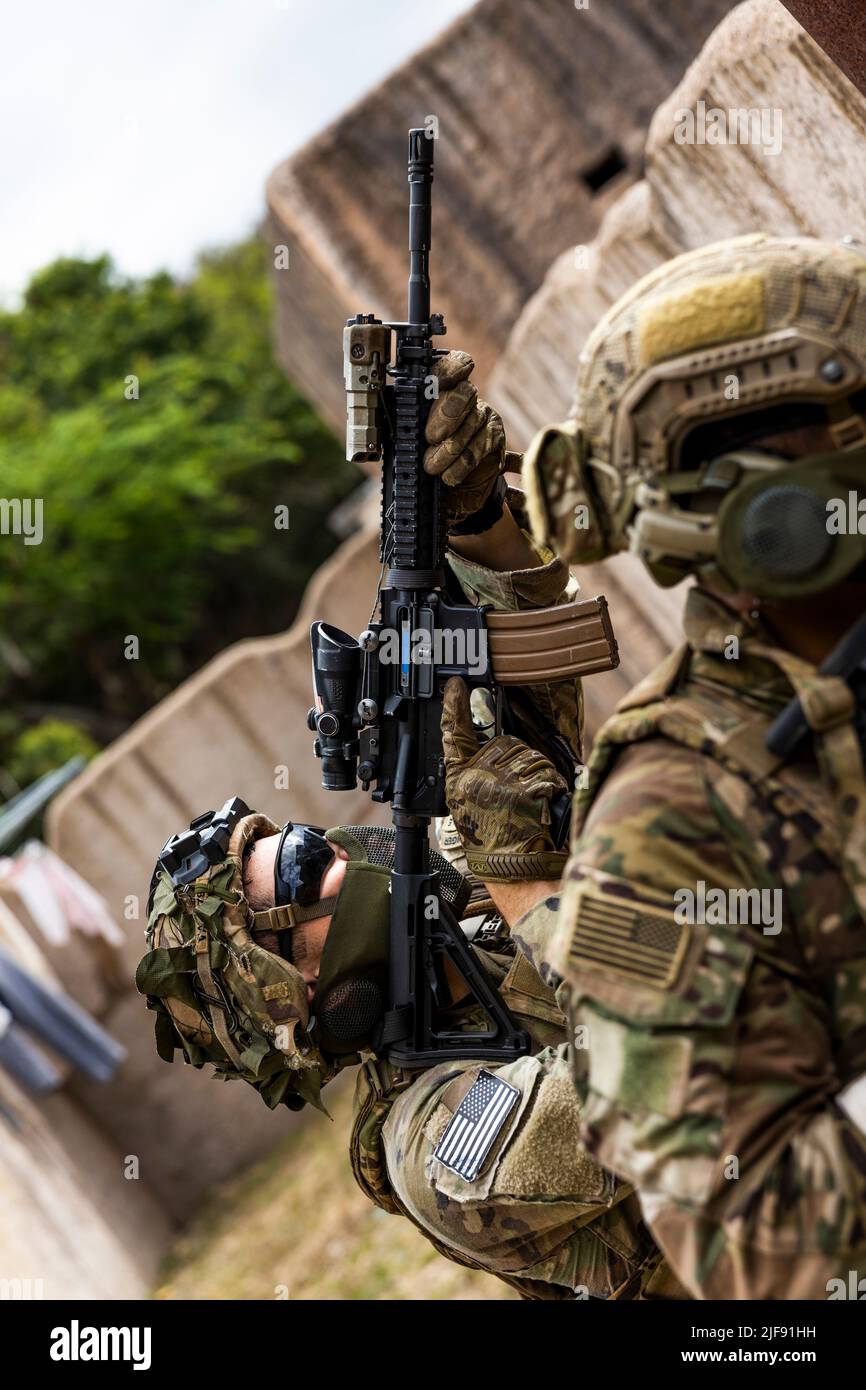 A U.S. Army Ranger with the 2nd Battalion, 75th Ranger Regiment, aims ...