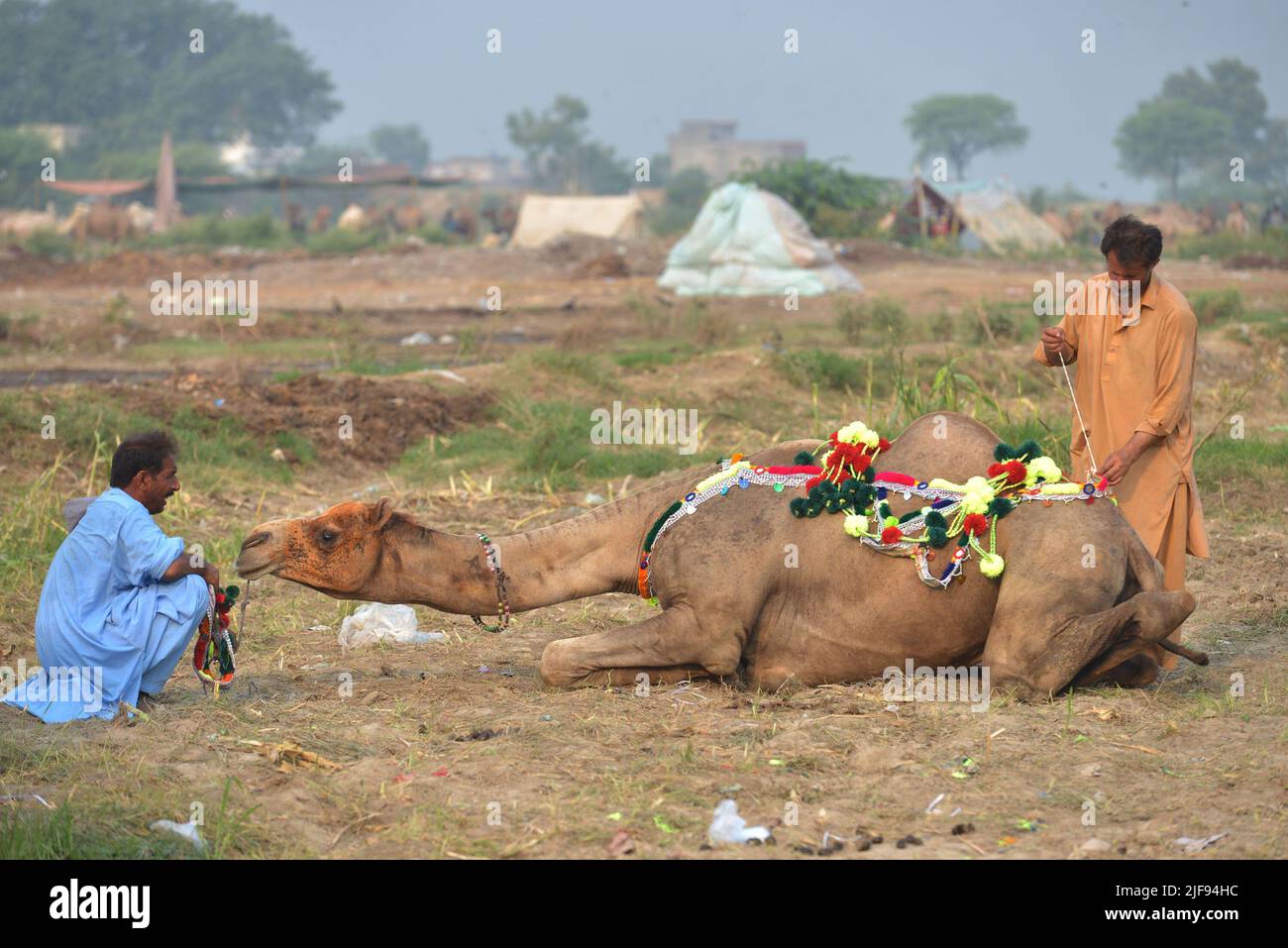 Lahore, Punjab, Pakistan. 28th June, 2022. Pakistani vendors display ...