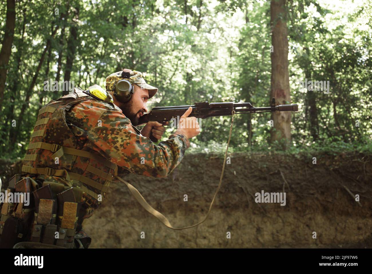 The Ukrainian military teaches to use the Kalashnikov rifle during ...