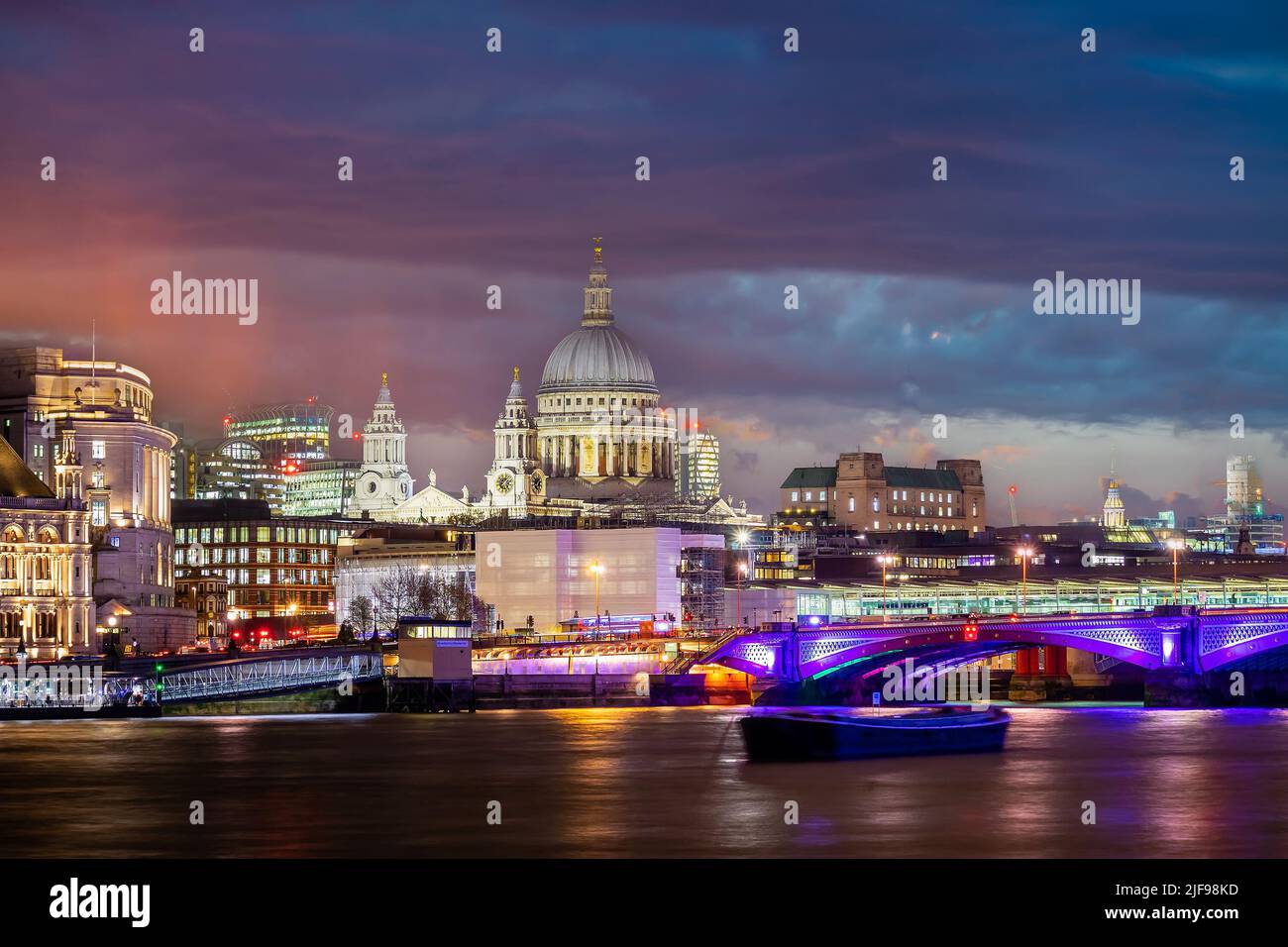 London city skyline with Saint Paul’s cathedral, cityscape in UK ...