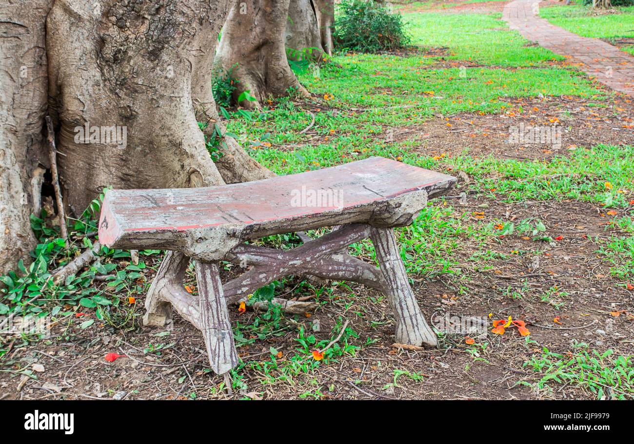 Stone chair in the park hi-res stock photography and images - Alamy