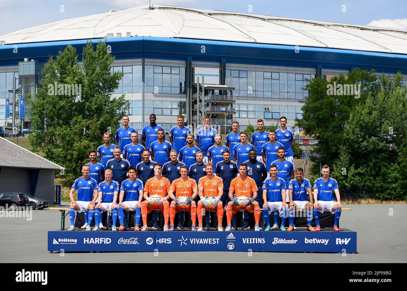 Team photo in front of the Veltins Arena, top row from left to right ...