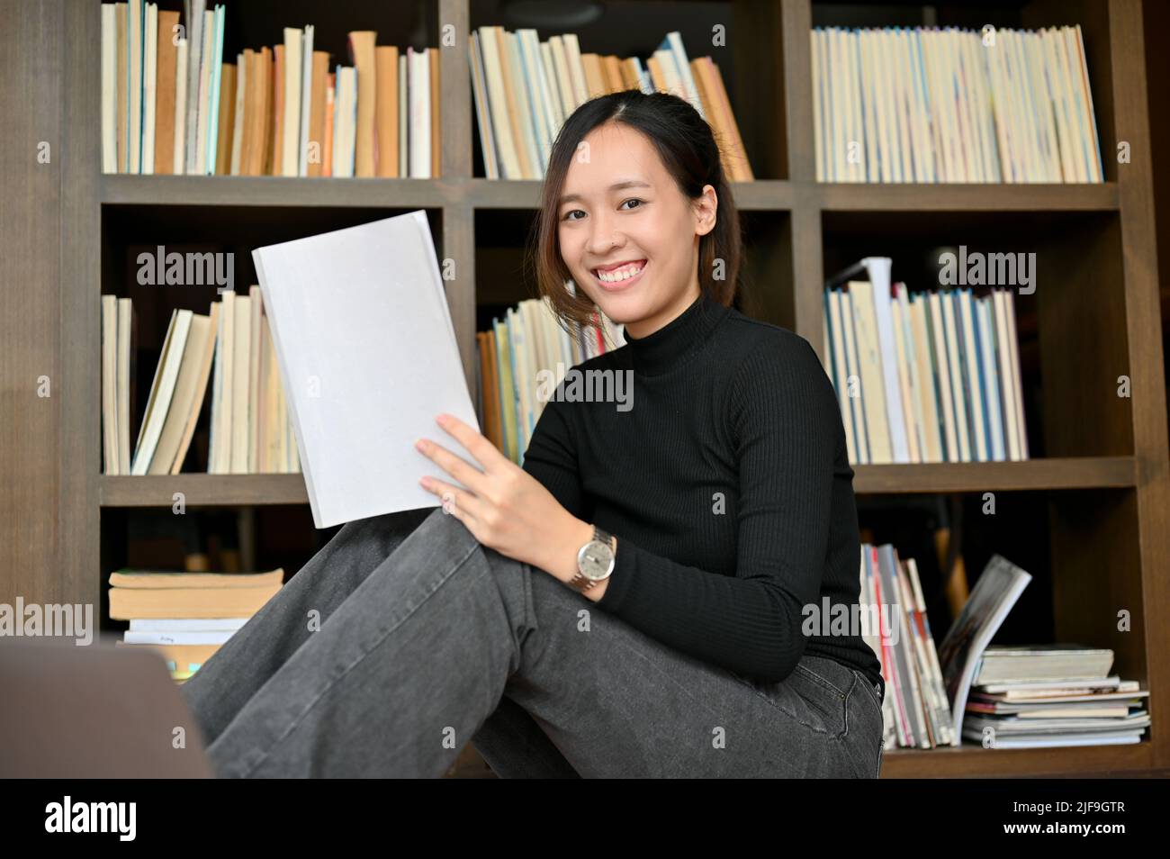 Asian woman journalist sits hi-res stock photography and images - Alamy