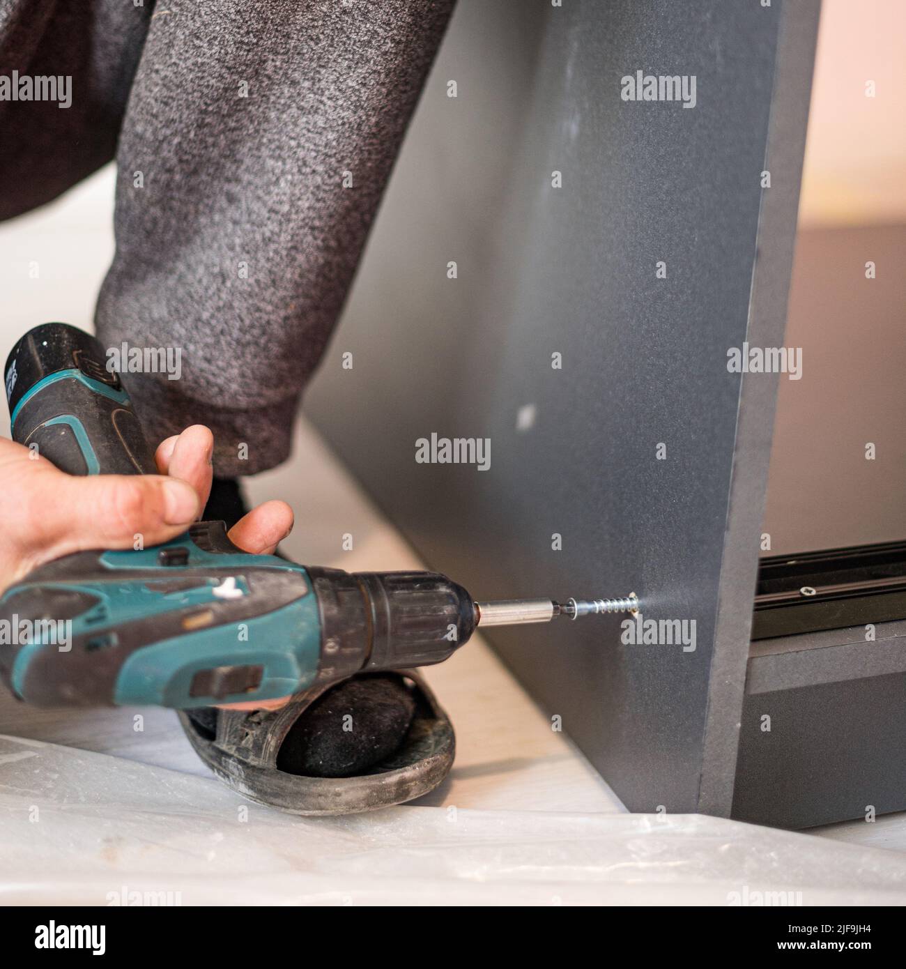 Fastening to a case of sliding accessories for doors of a sliding ...