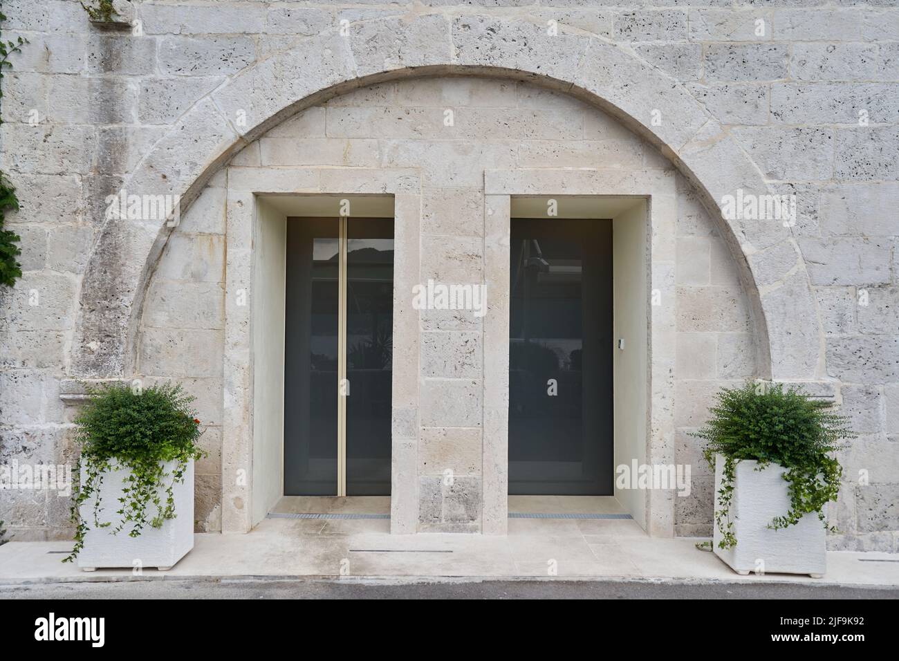 Stone trim hi-res stock photography and images - Alamy
