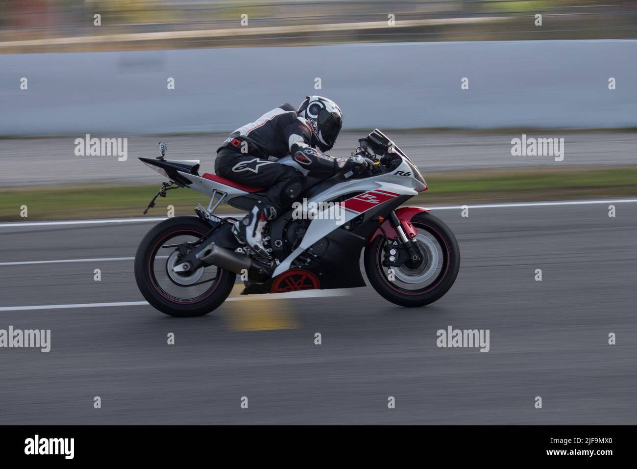 Modern fast sport motor bike in the track. Yamaha R6 Stock Photo - Alamy