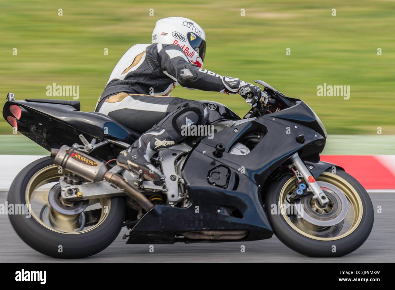 Fast racing motor bike in the track. Yamaha classic Stock Photo - Alamy