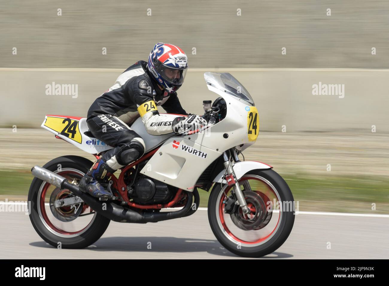 Fast racing motor bike in the track. Yamaha classic Stock Photo - Alamy