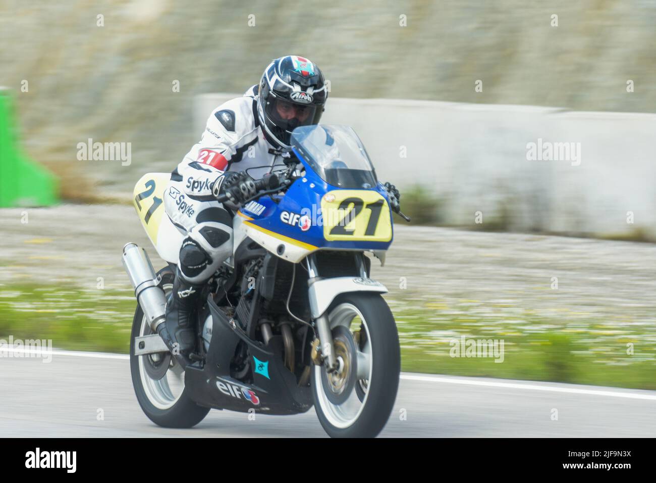 Fast racing motor bike in the track. Yamaha classic Stock Photo - Alamy