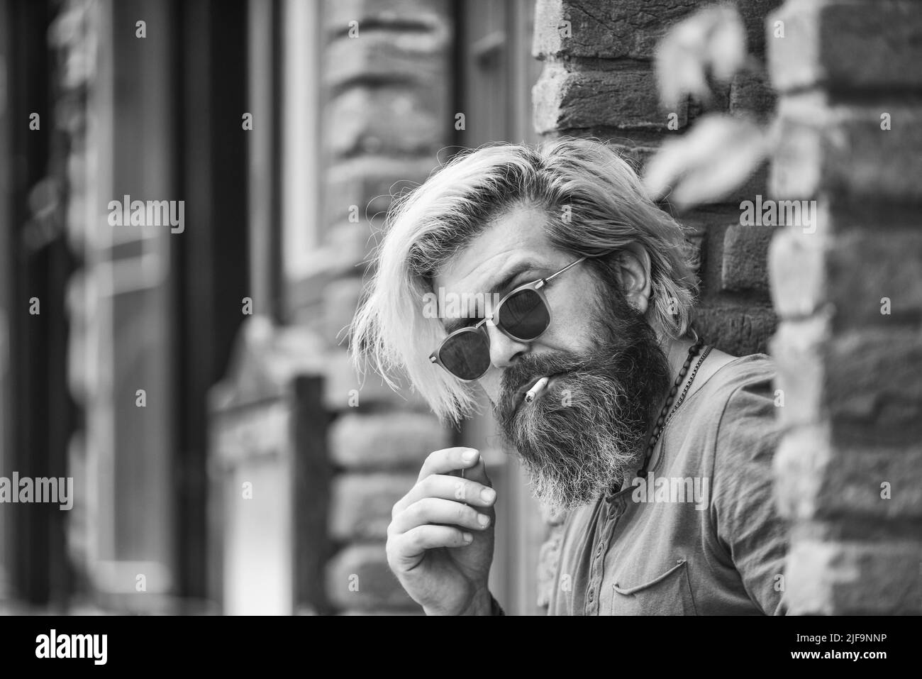 Pub smoking outdoor hi-res stock photography and images - Alamy