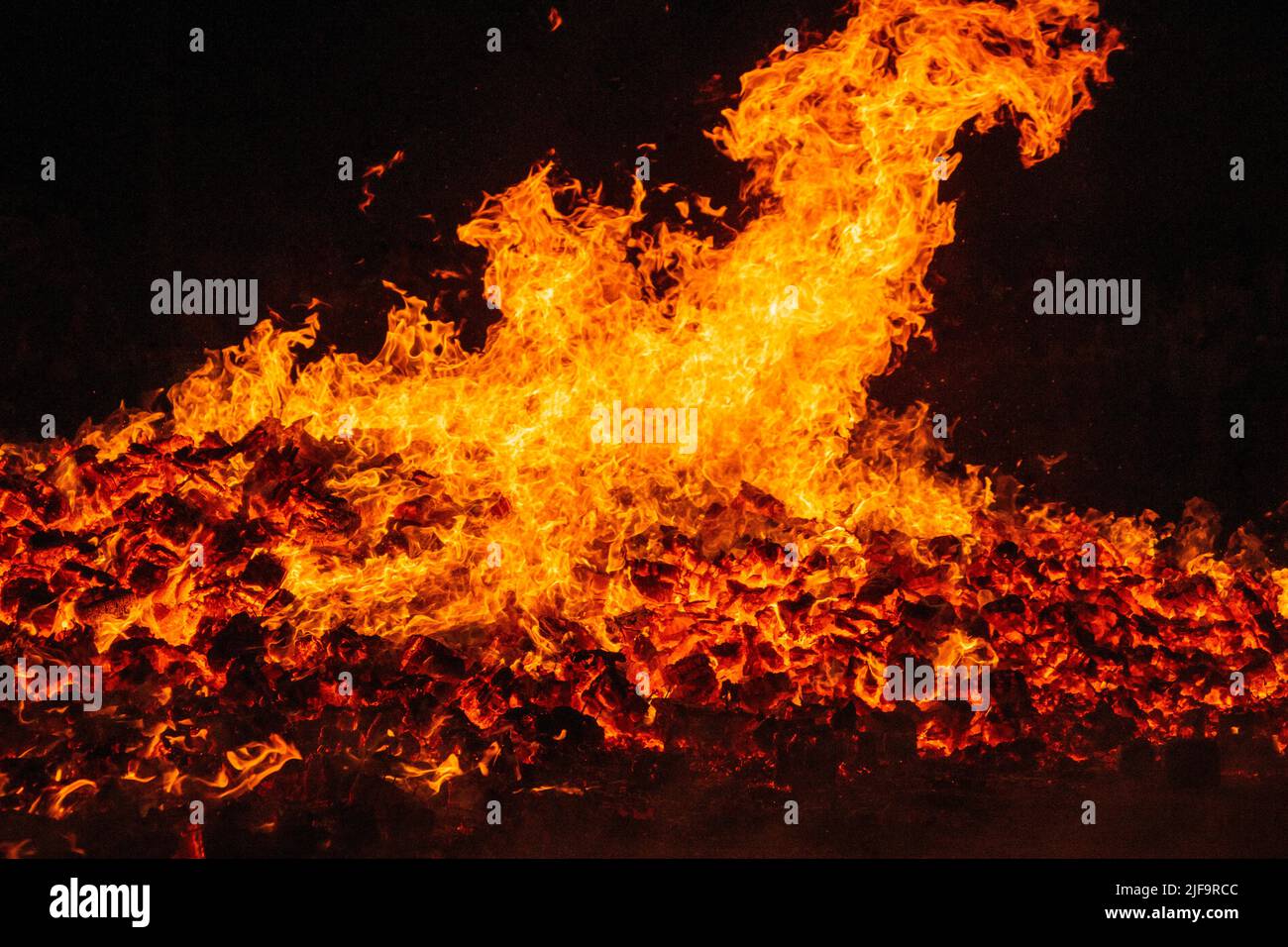 Fire by night. Flames and embers. Hell and inferno Stock Photo - Alamy