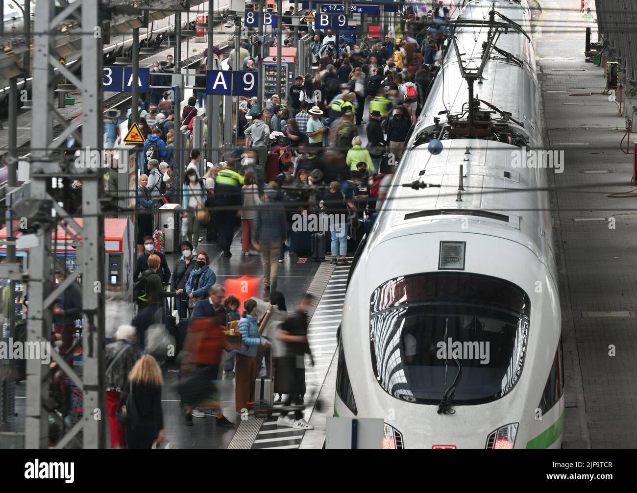 01 July 2022, Hessen, Frankfurt/Main: Rail passengers boarding a ...