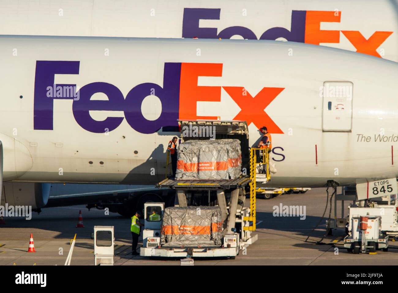 Fedex cargo plane unloading hi-res stock photography and images - Alamy