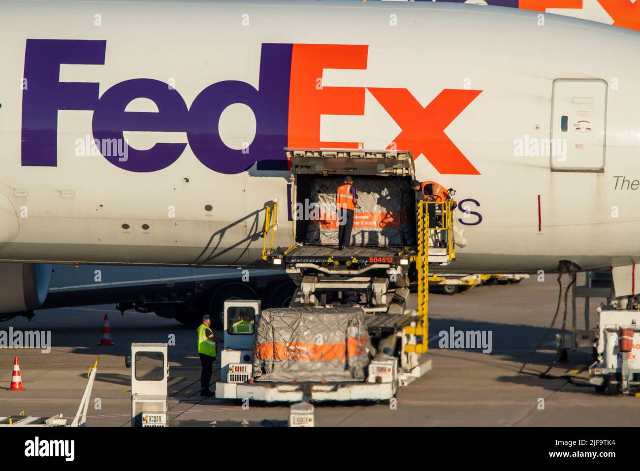 Fedex cargo plane unloading hi-res stock photography and images - Alamy