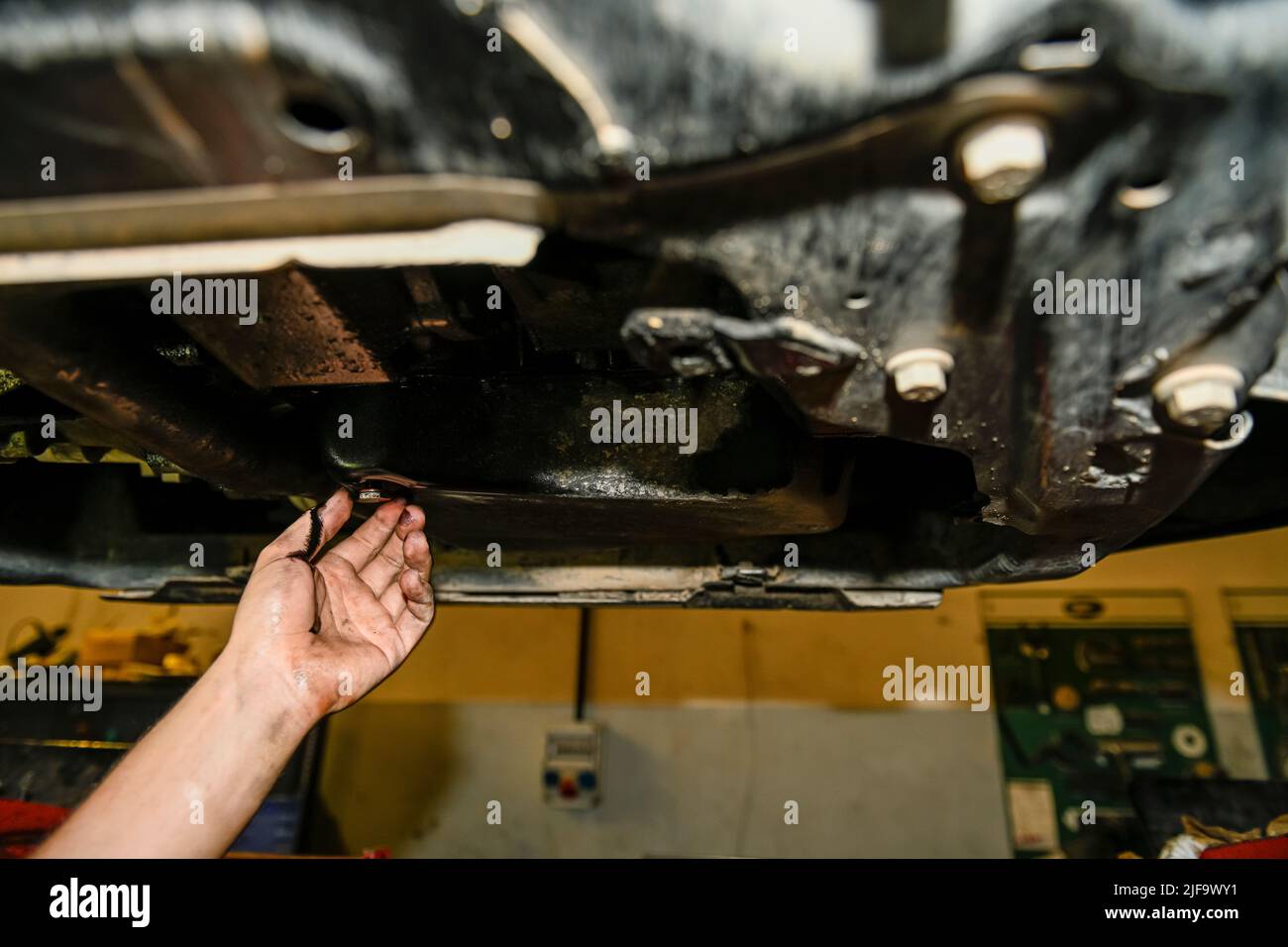 Oil change of a car engine Stock Photo - Alamy