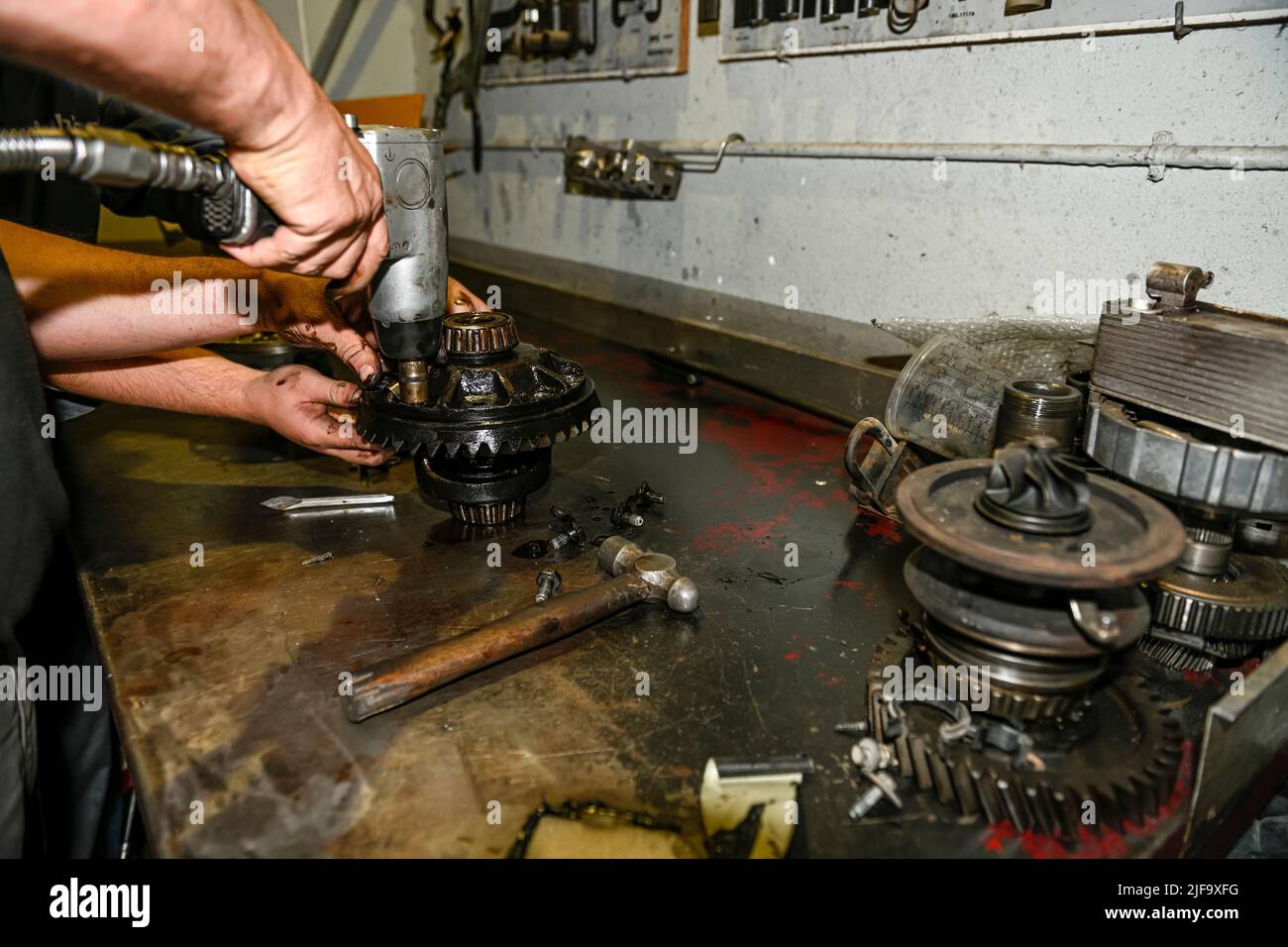 Mechanic transmission hi-res stock photography and images - Alamy