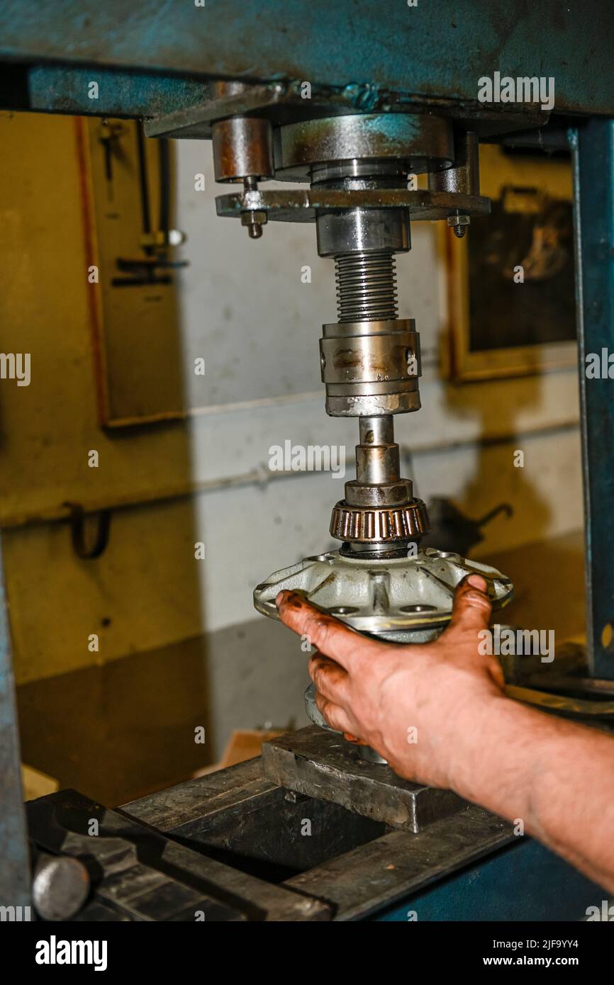 Repair of a bearing of the transmission crown of a car in the Hydraulic ...